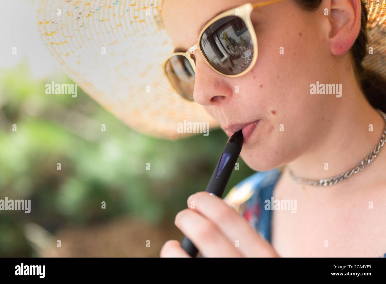 Vaping girl hi-res stock photography and images - Alamy
