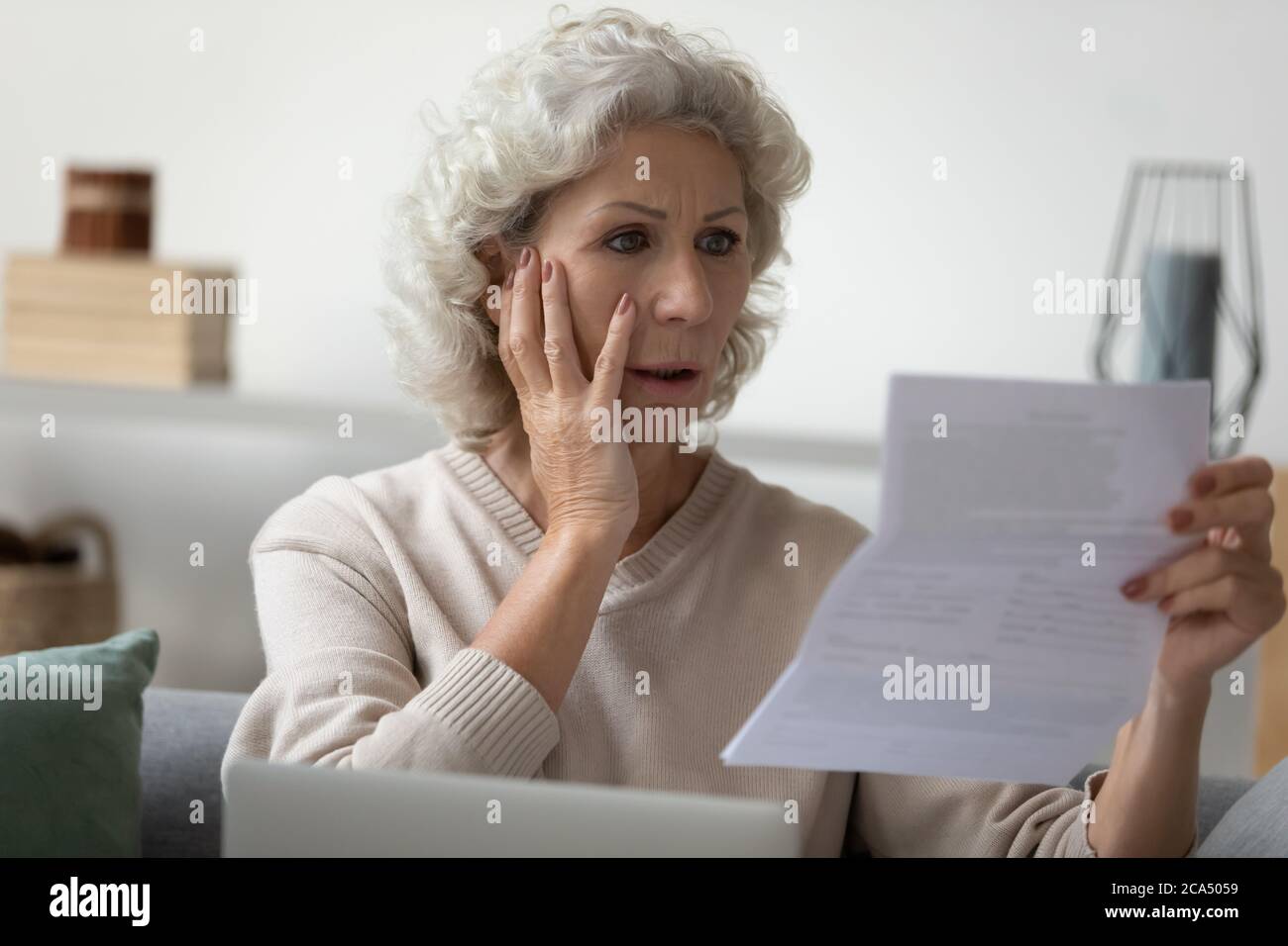 Woman reading letter sad hi-res stock photography and images - Alamy