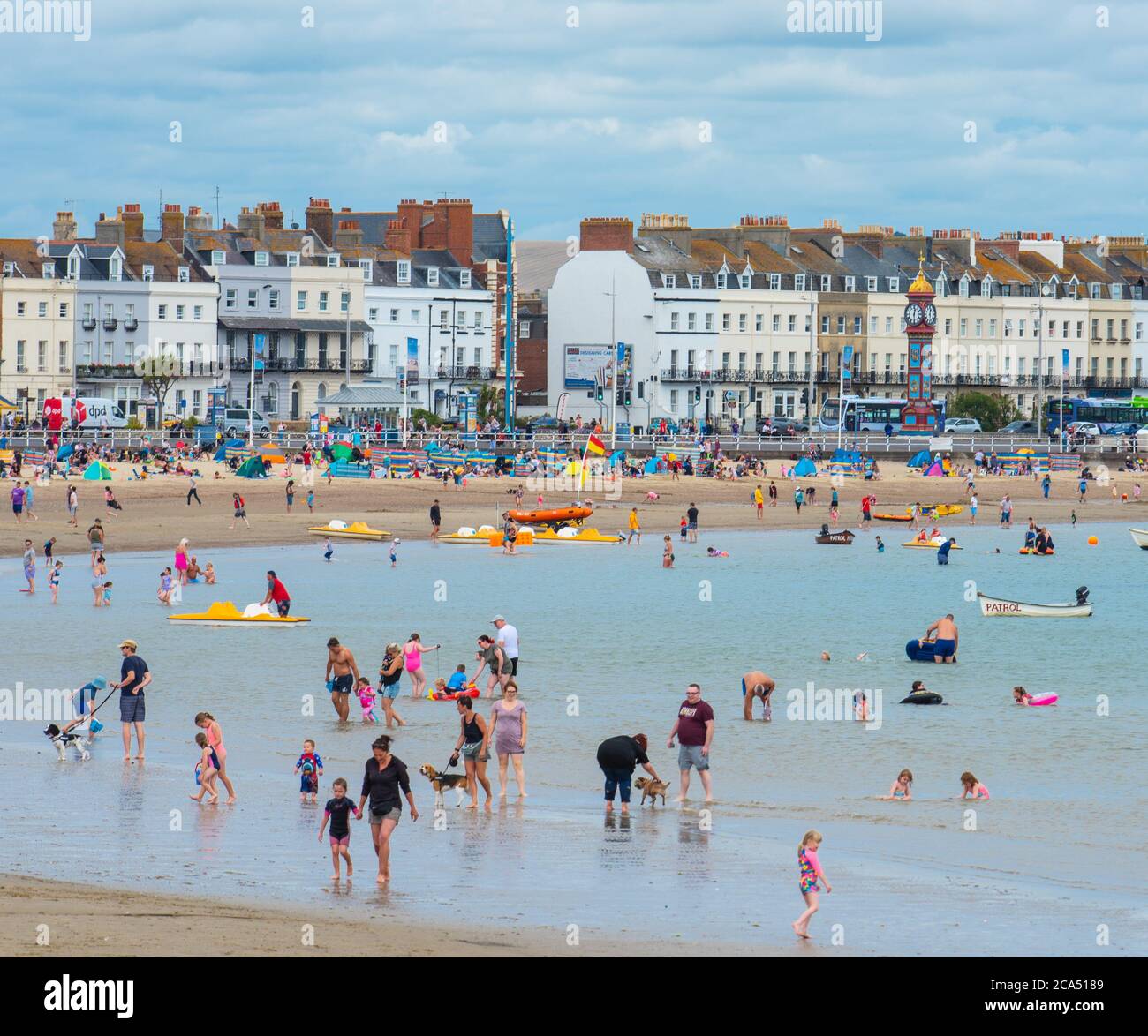 Crowded beach weymouth england uk hi-res stock photography and images ...