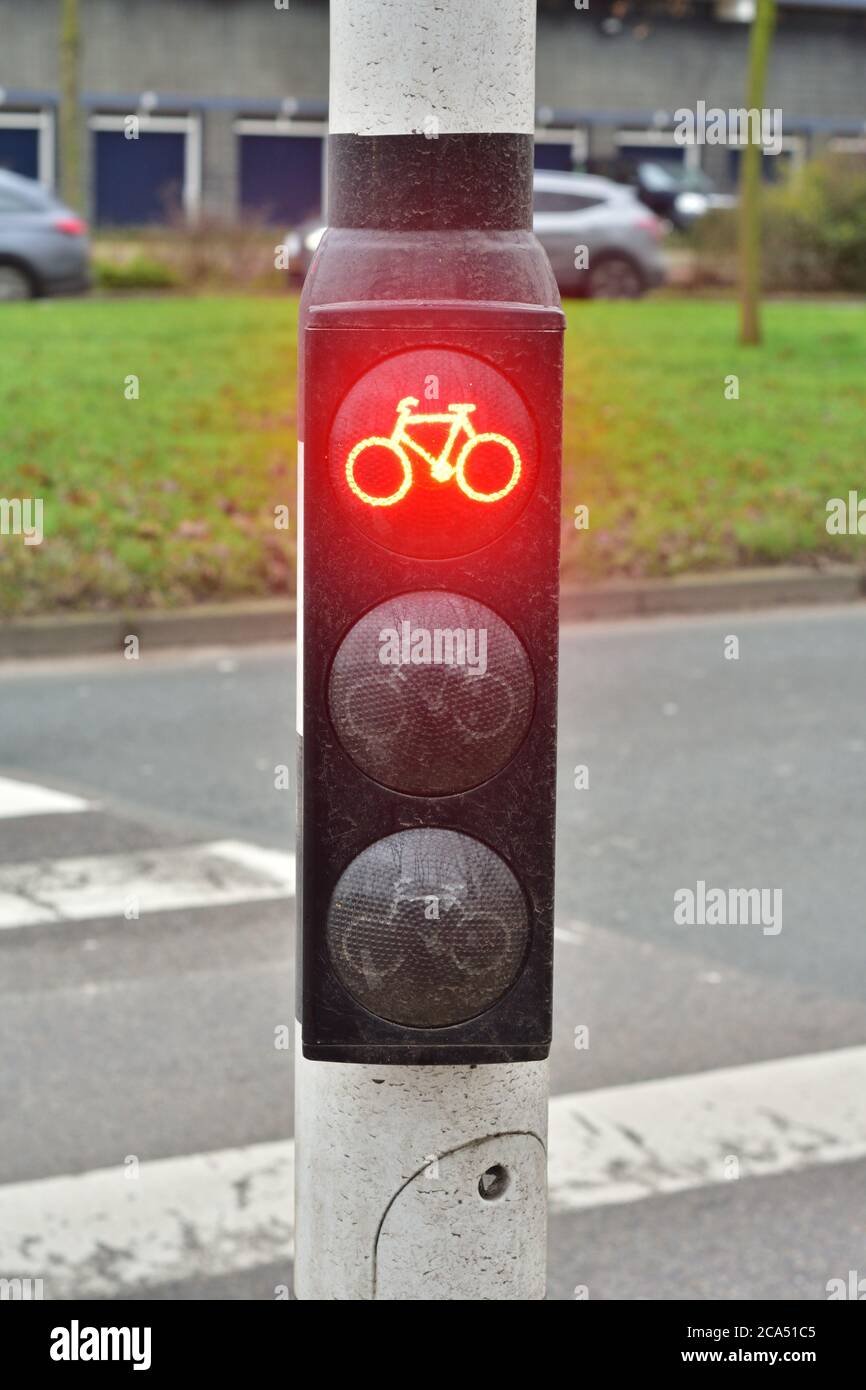 Cyclist red light hi-res stock photography and images - Alamy