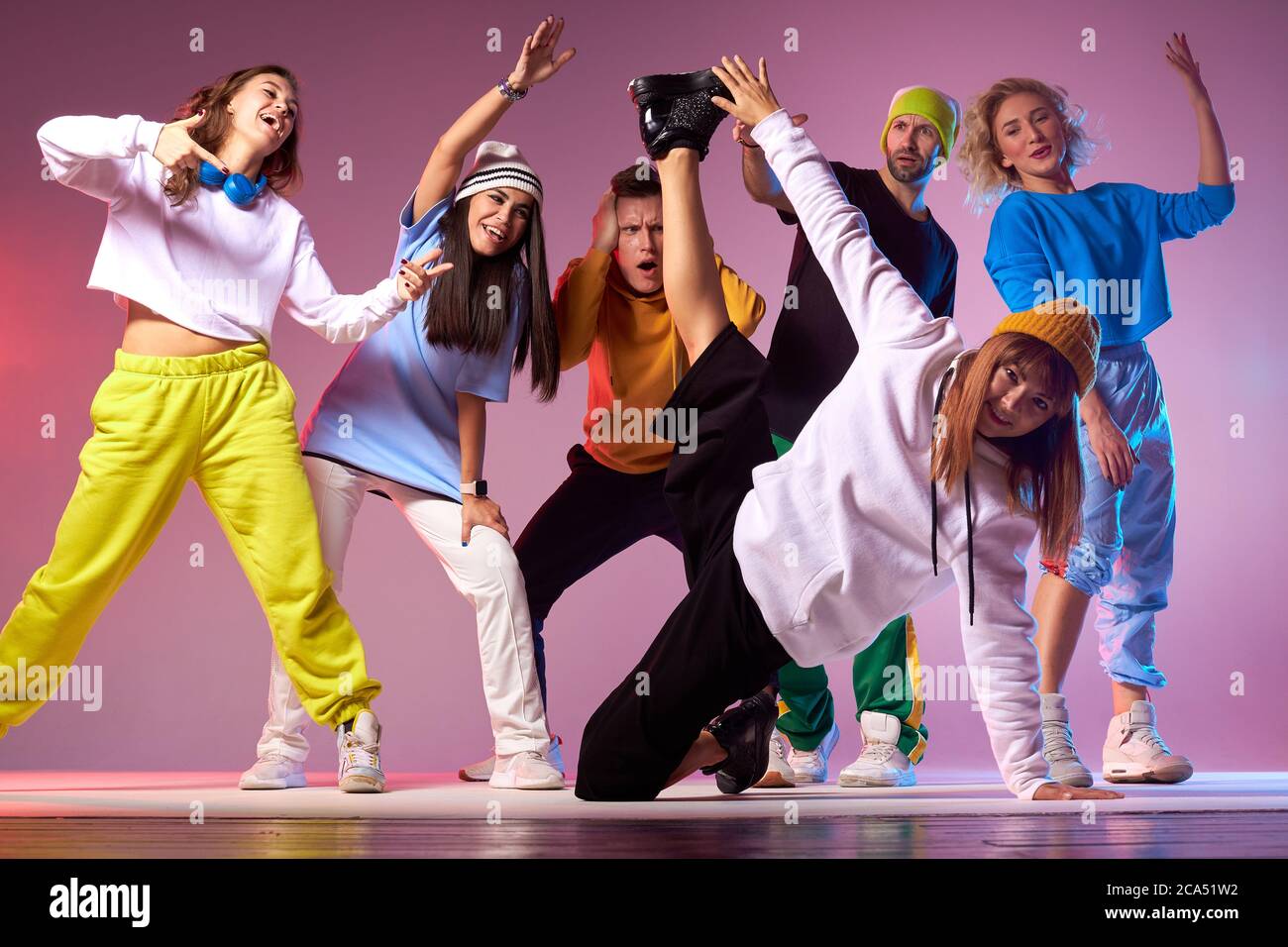 Teenagers street dance class hi-res stock photography and images - Alamy