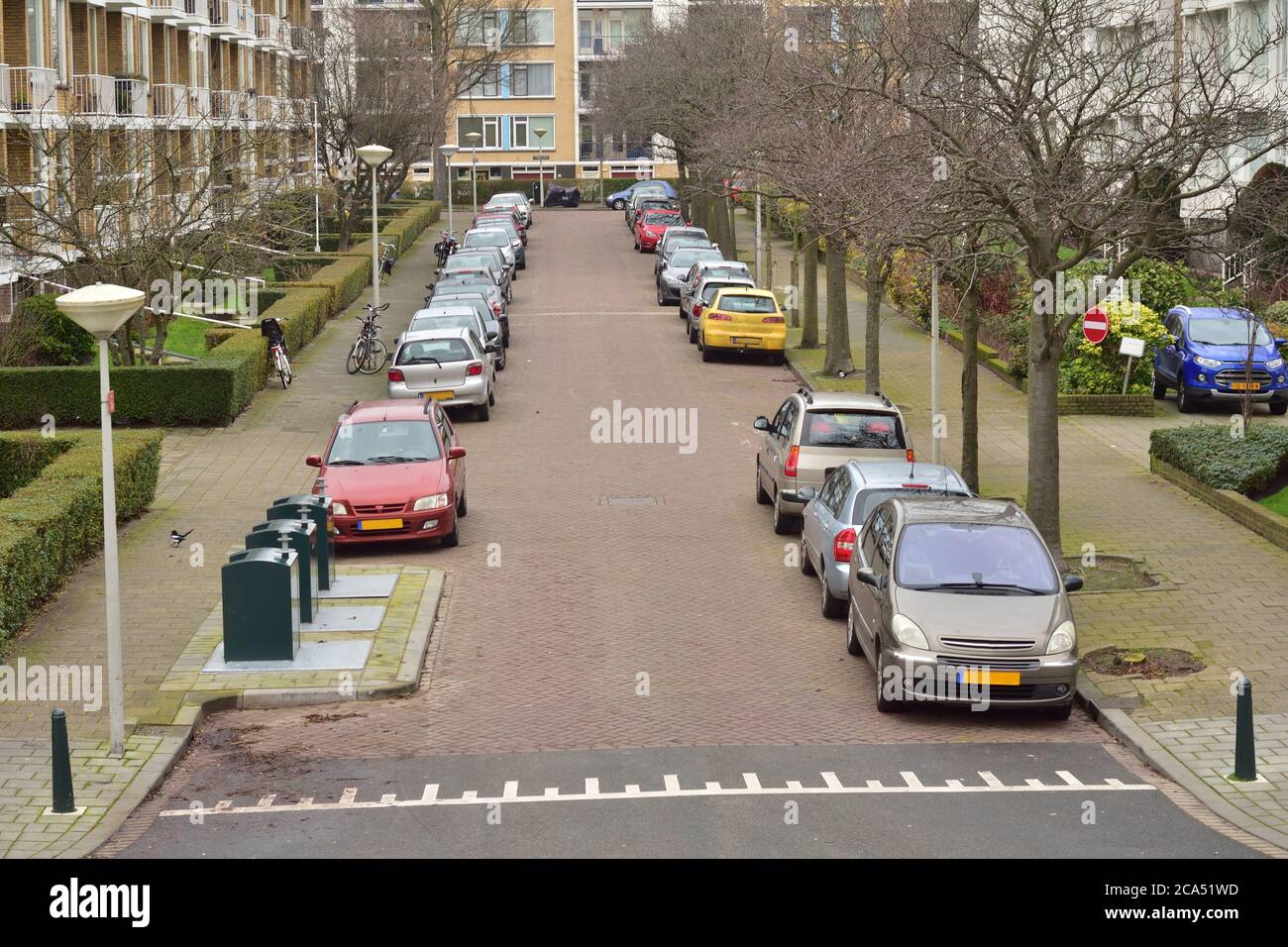 Row of cars hi-res stock photography and images - Alamy