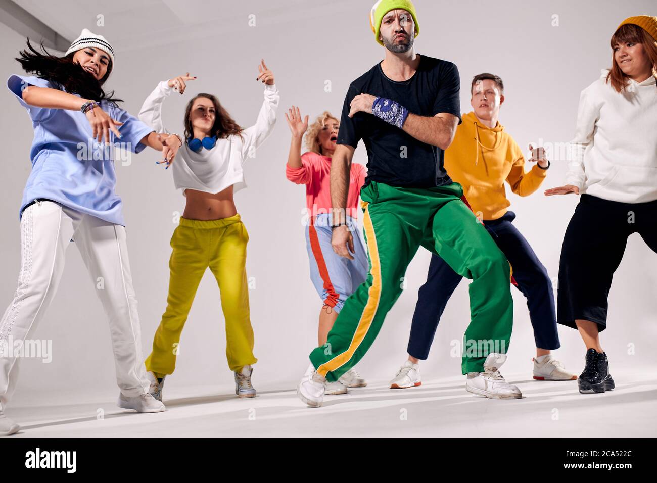 Dancing party of hip hop people, athletik modern style dancers ...
