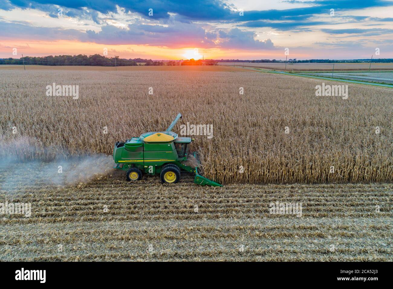 Aerial view combine harvester harvesting hi-res stock photography and ...