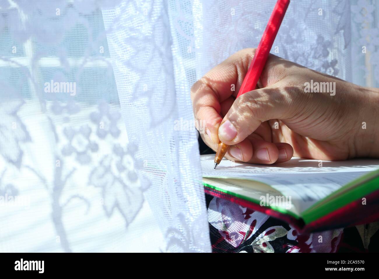 Close up of women hand writing on notepad Stock Photo - Alamy