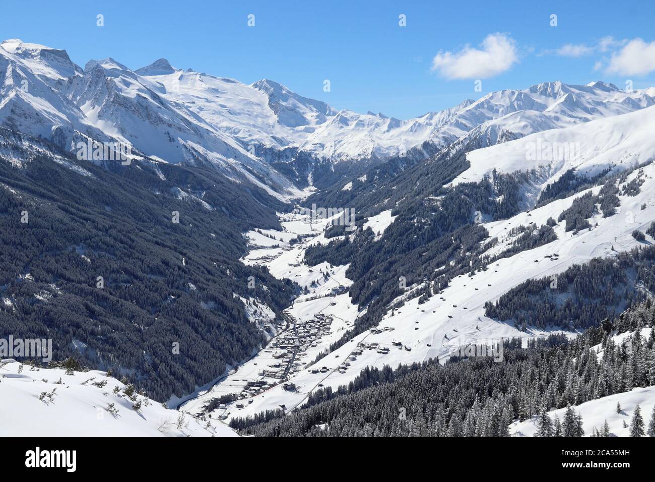 Austria mountains winter wonderland - Mayrhofen ski resort in Tyrol ...