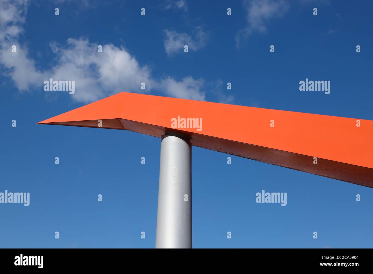 Red metal beams hi-res stock photography and images - Alamy