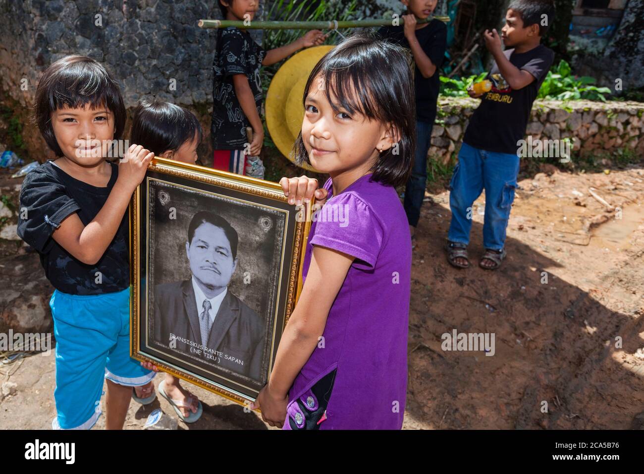 Indonesia, Sulawesi, Tana Toraja, Bori, funeral ceremony, two young ...