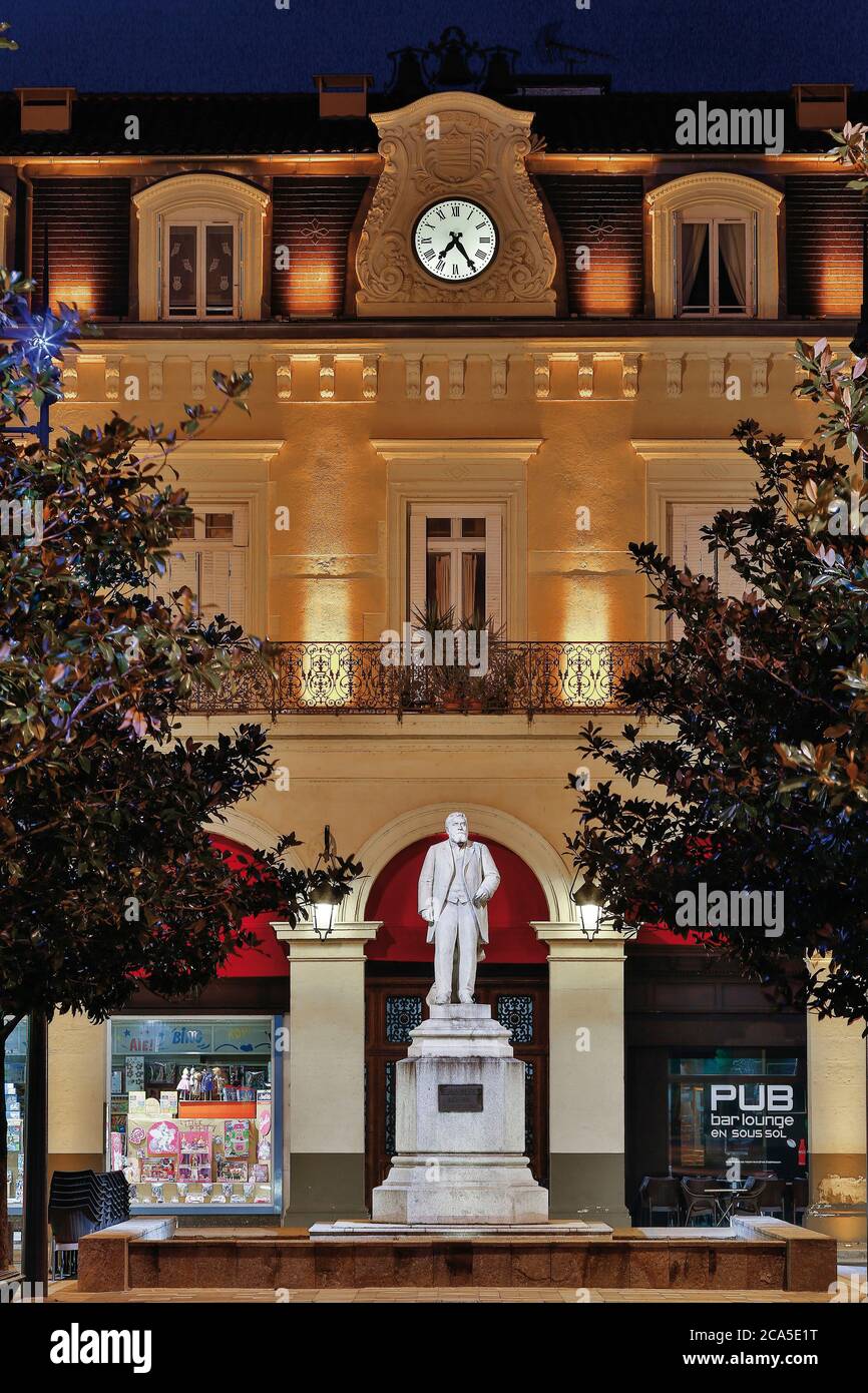 Europe, France, Occitanie, Midi-Pyrenees, Tarn, Castres, night view of ...