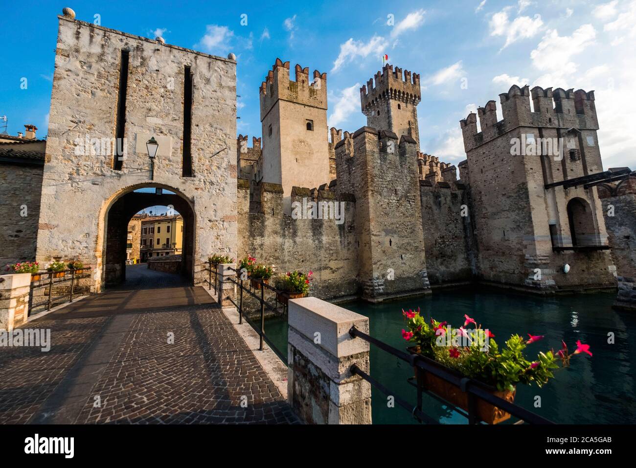 Medieval castle moat hi-res stock photography and images - Alamy