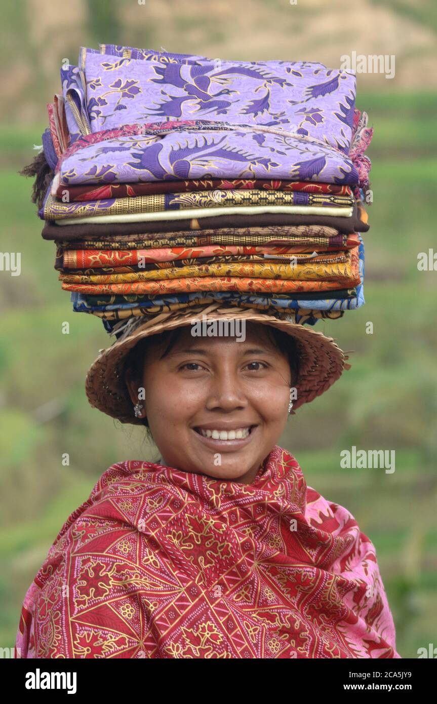 Balinese lady woman bali indonesian hi-res stock photography and images ...