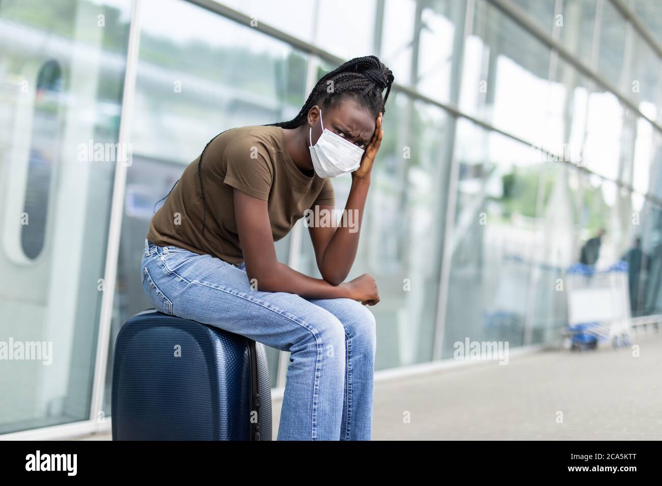 Airport woman sad hi-res stock photography and images - Alamy