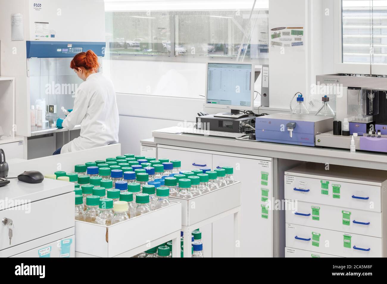 Pharmaceutical laboratory hi-res stock photography and images - Alamy