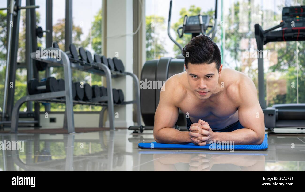 Young man bodybuilder push up in fitness center Stock Photo - Alamy