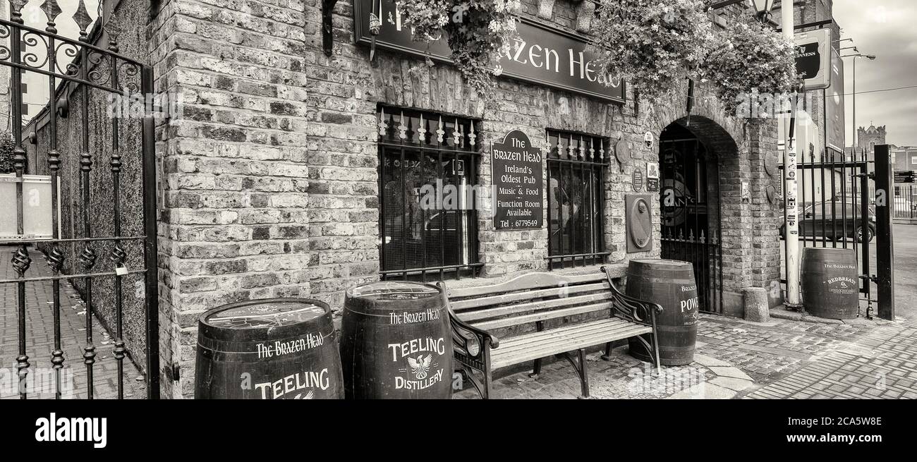 Exterior view of entrance to Brazen Head Pub, Dublin, Ireland Stock ...