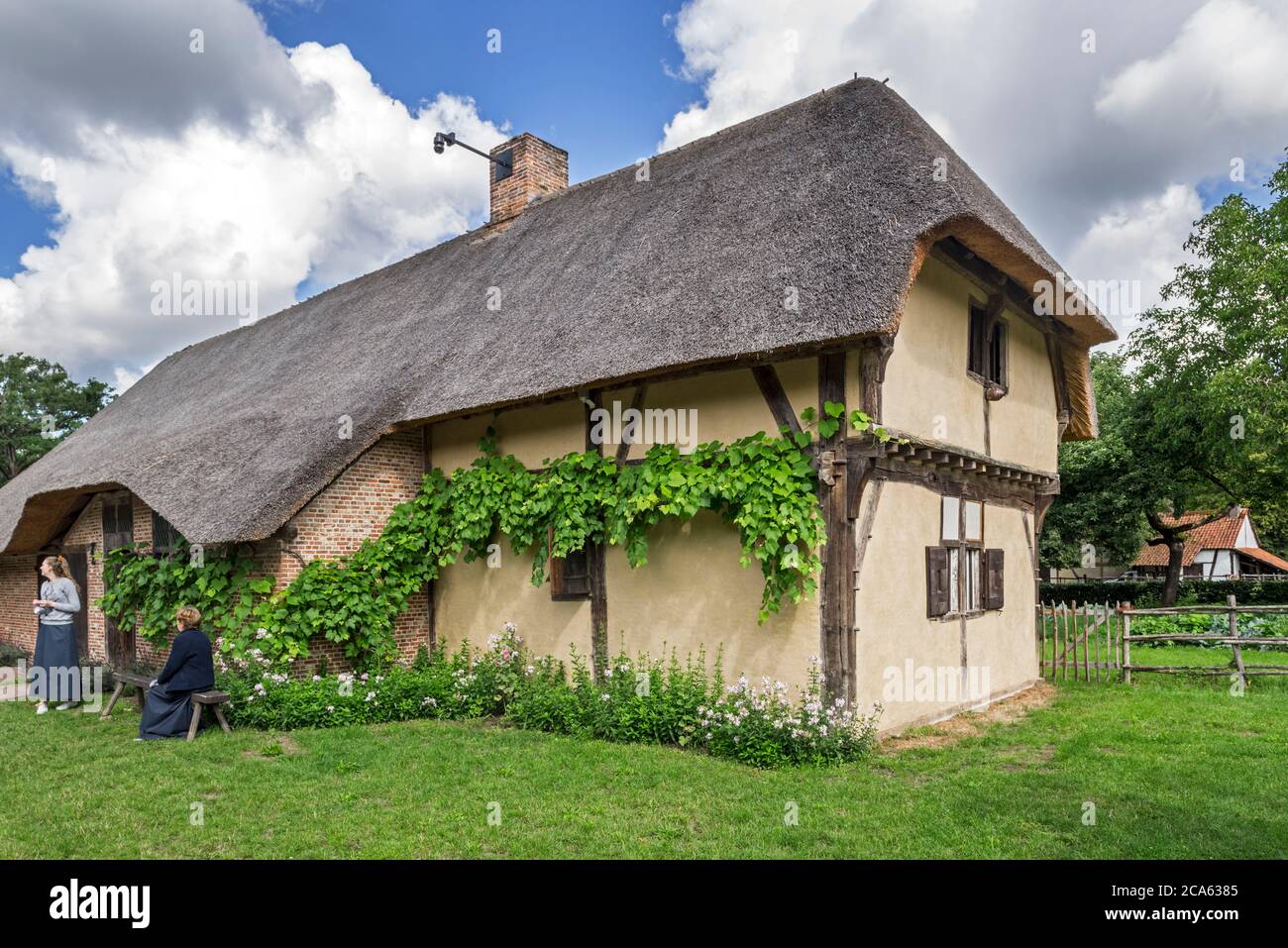 16th century farm house hi-res stock photography and images - Alamy