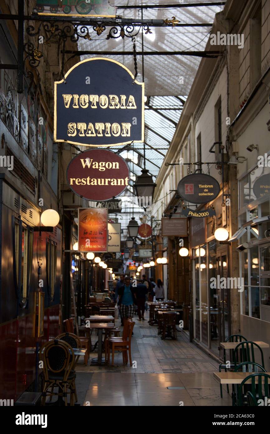 Parisian backstreet hi-res stock photography and images - Alamy
