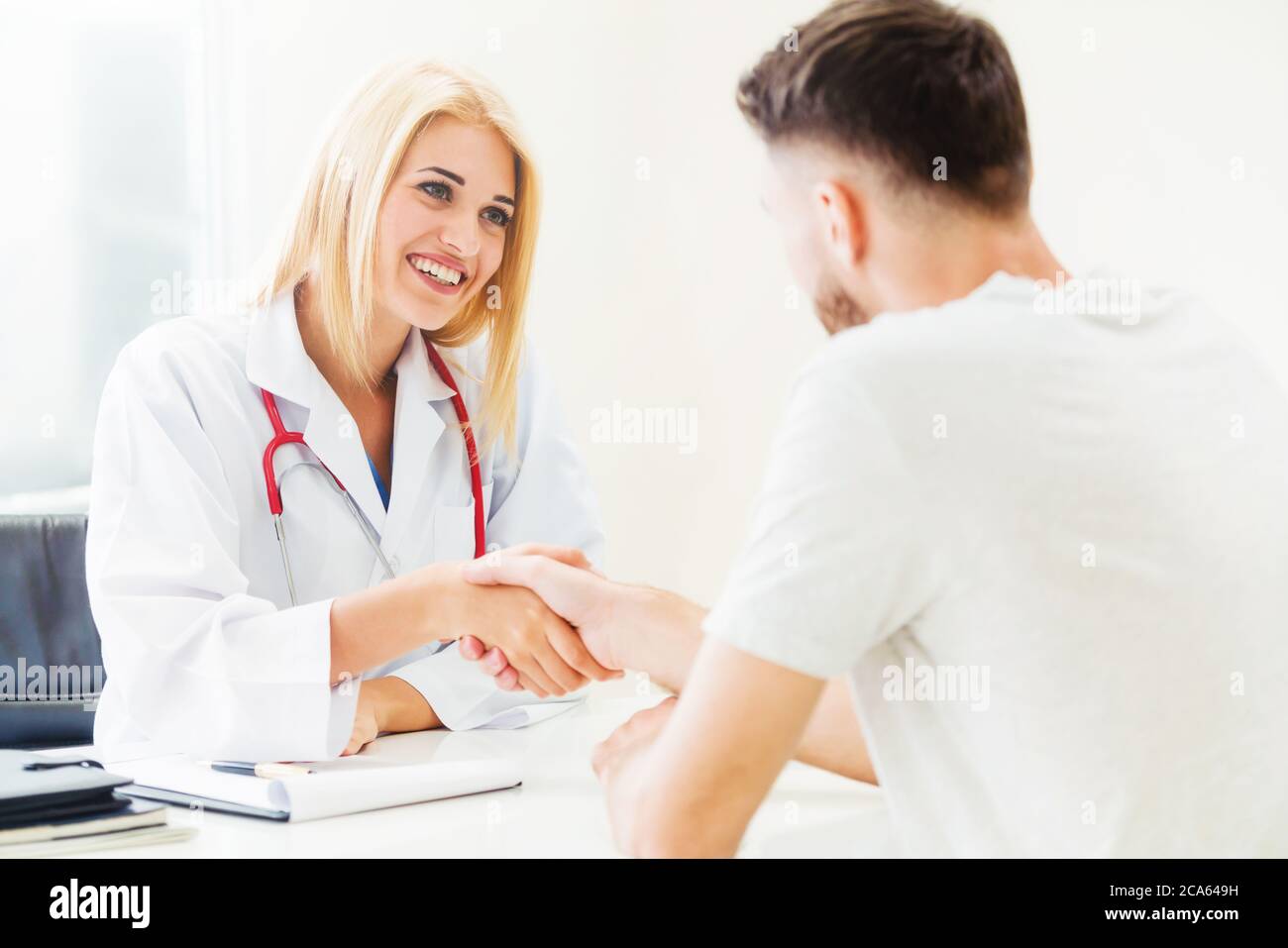 Shake hands doctor hi-res stock photography and images - Alamy