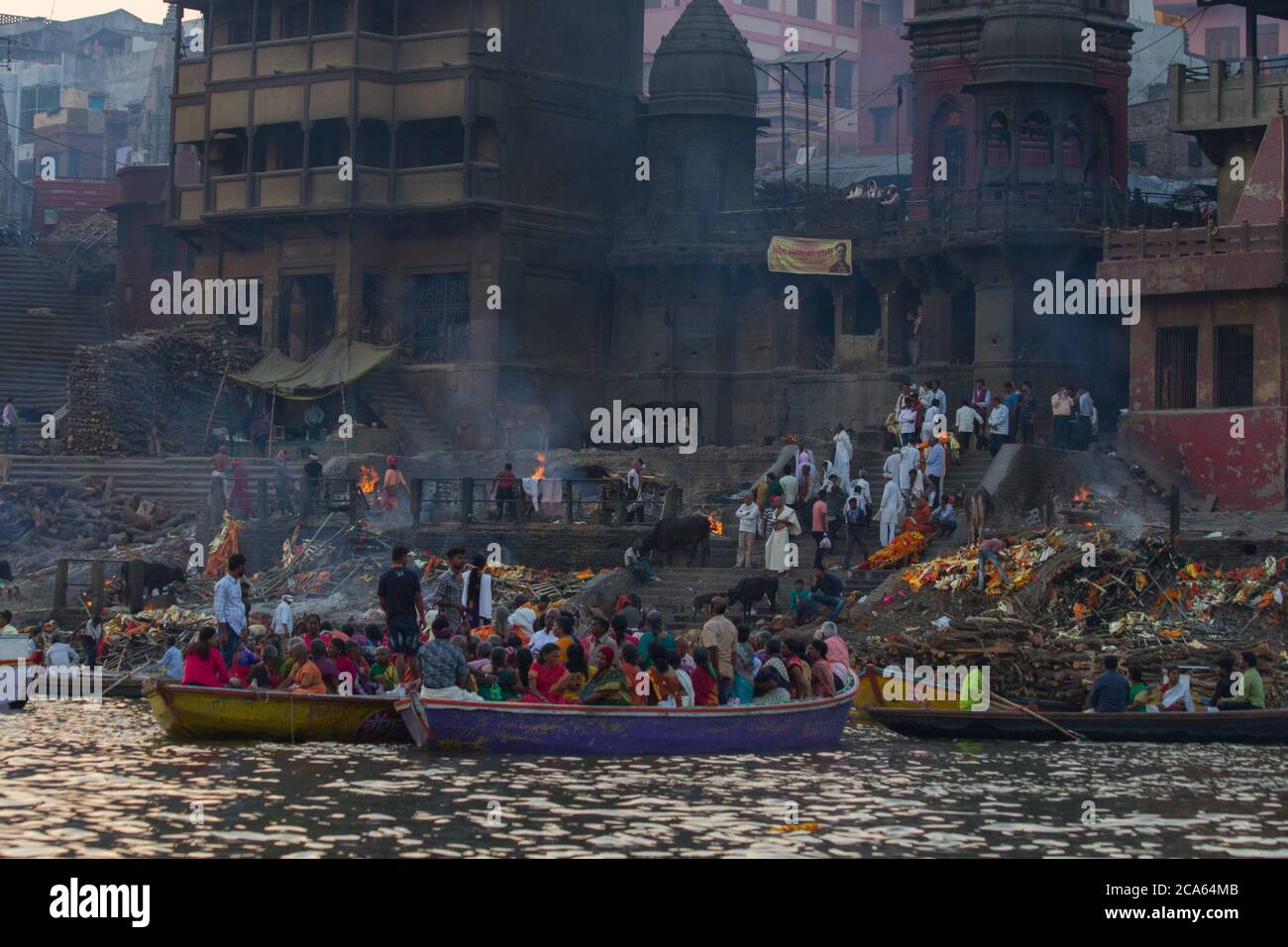 Ganges cremation evening hi-res stock photography and images - Alamy