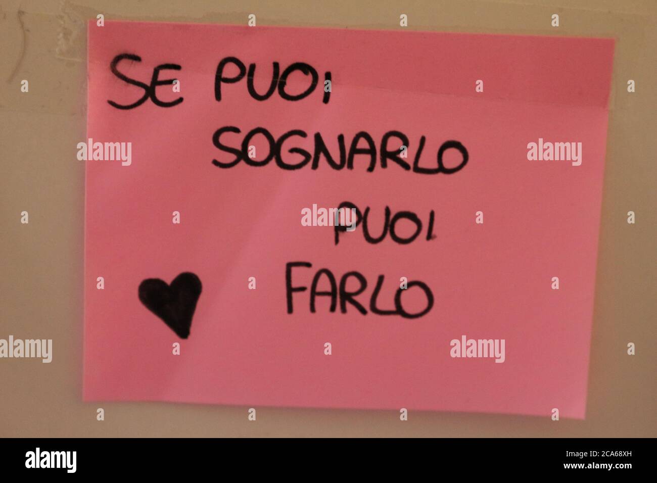 Post-it with motivational phrases Stock Photo - Alamy Post-it with motivational phrases Stock Photo - Alamy