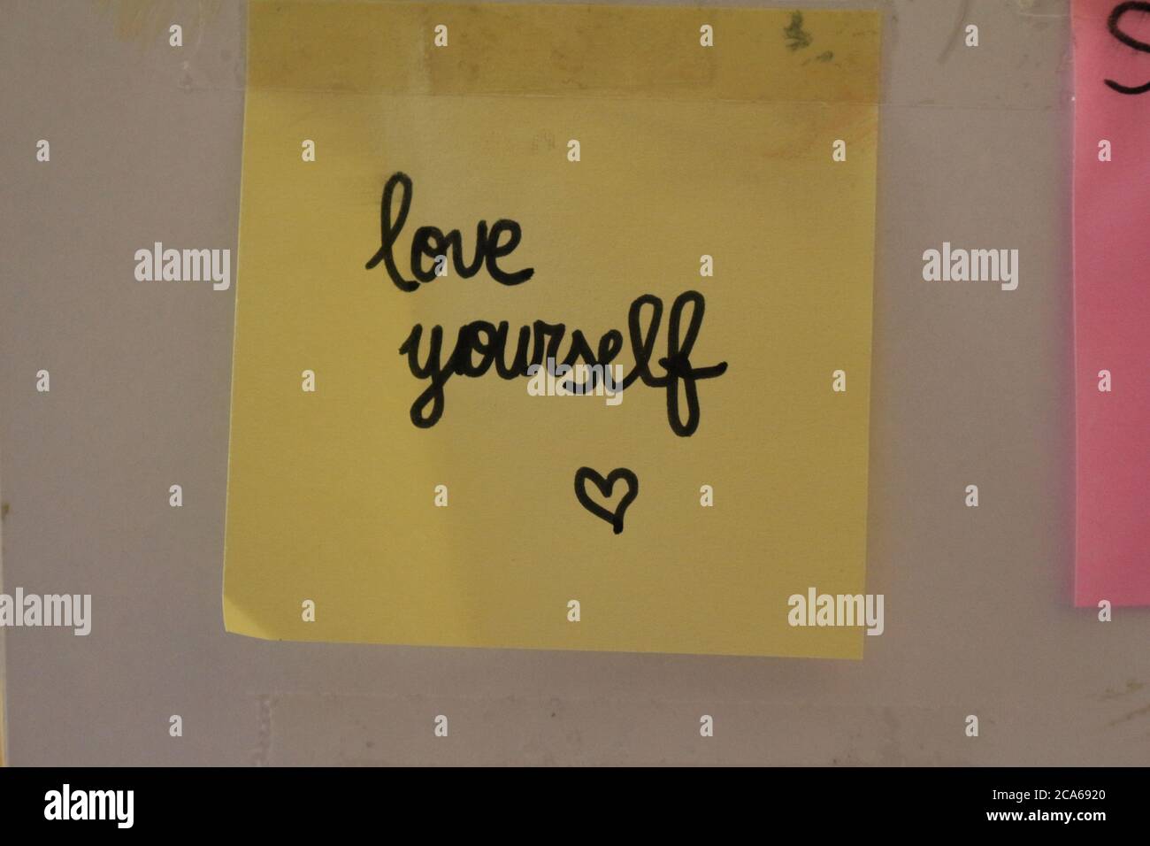 Post-it with motivational phrases Stock Photo - Alamy