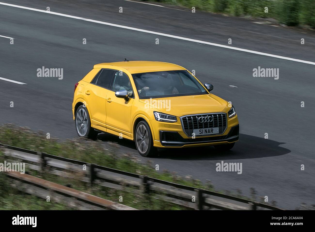 Yellow suv hi-res stock photography and images - Alamy
