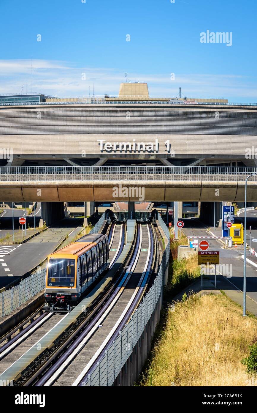 Charles de gaulle airport shuttle hi-res stock photography and images ...