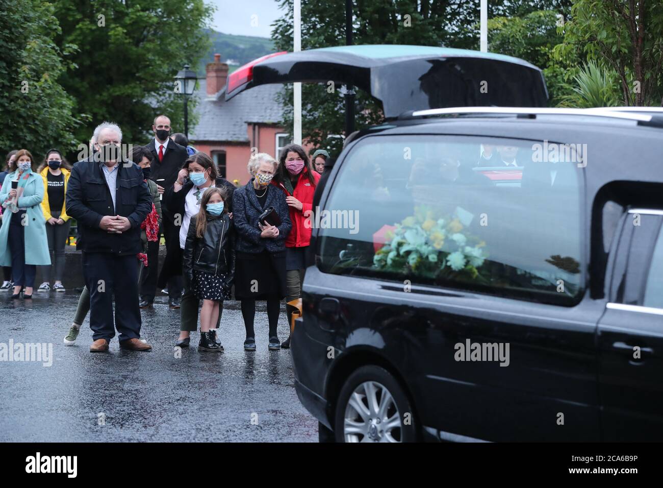 The coffin of John Hume is taken into St Eugene's Cathedral in ...