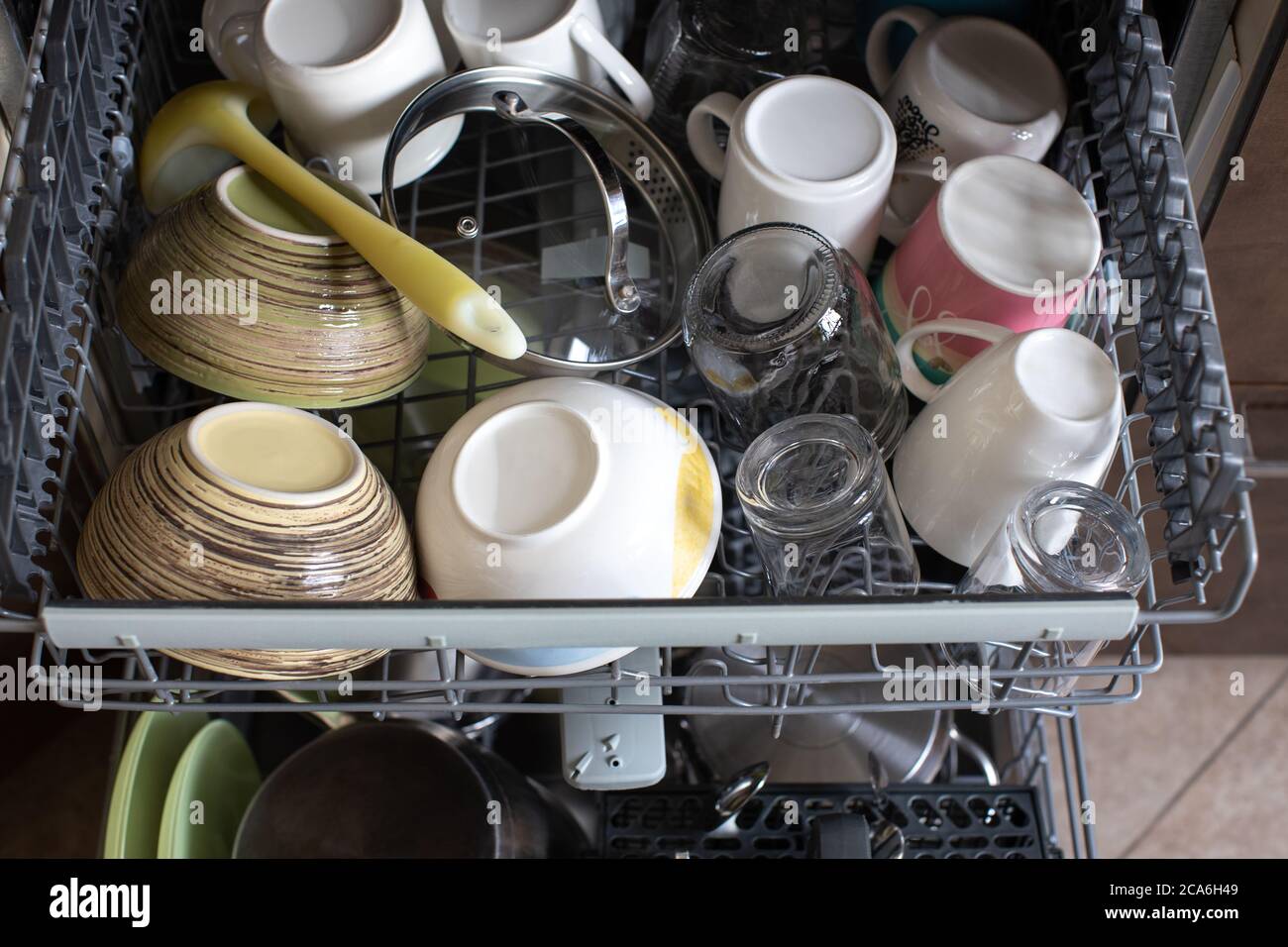 Dinnerware washing hi-res stock photography and images - Alamy