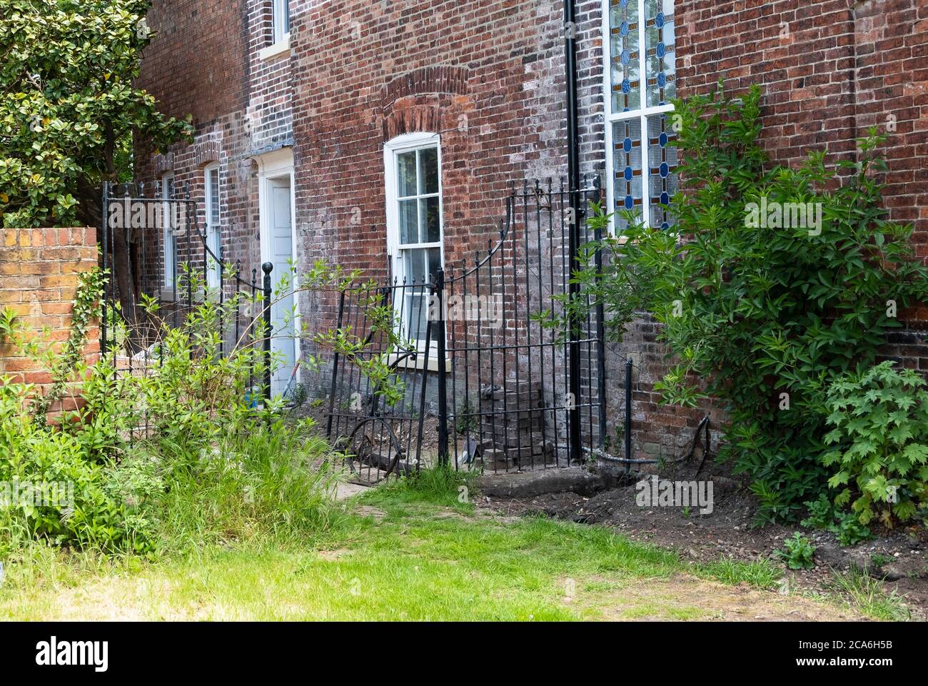 Broken garden gate hi-res stock photography and images - Alamy