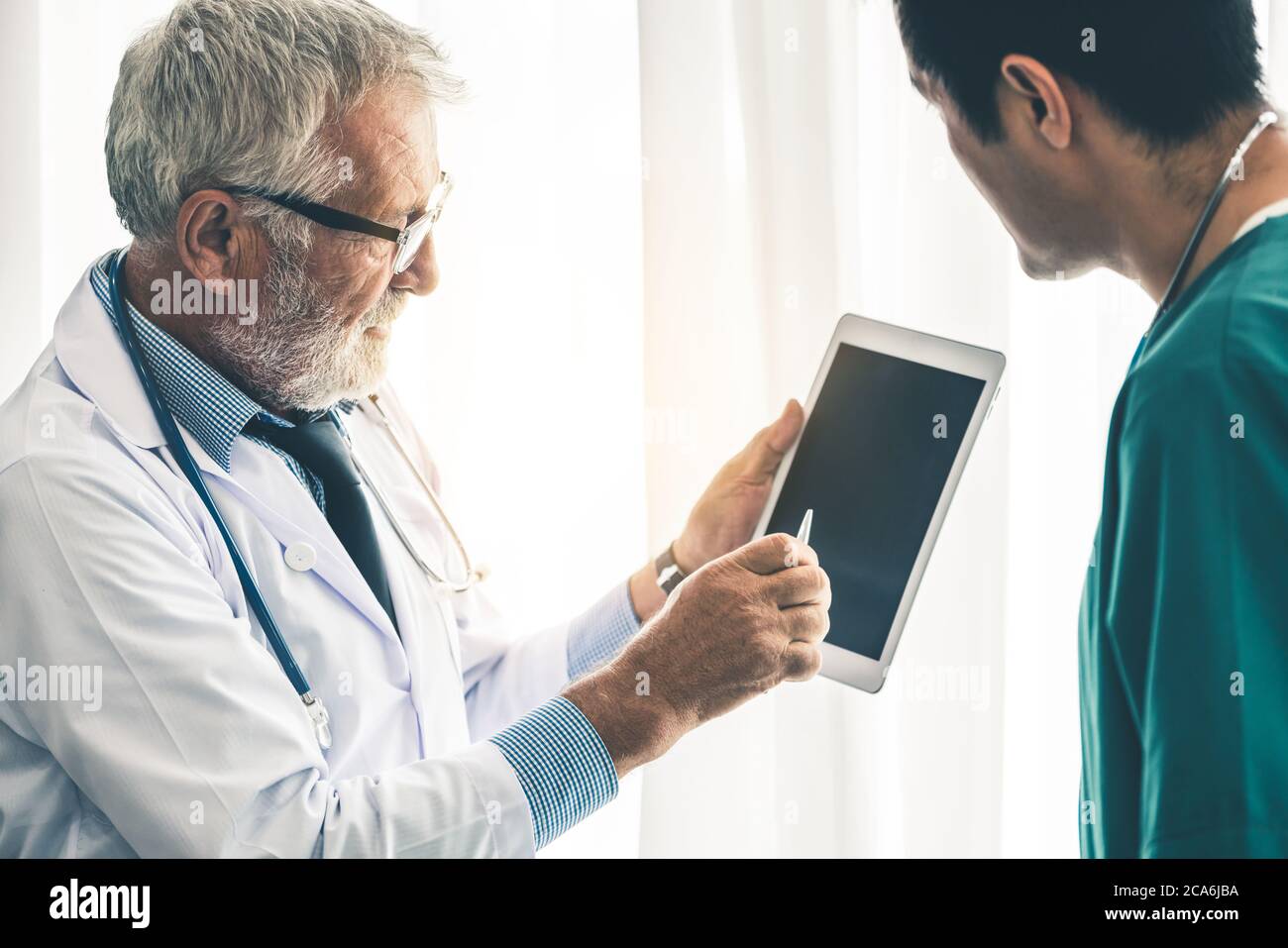 Doctors and nurses at computers hi-res stock photography and images - Alamy