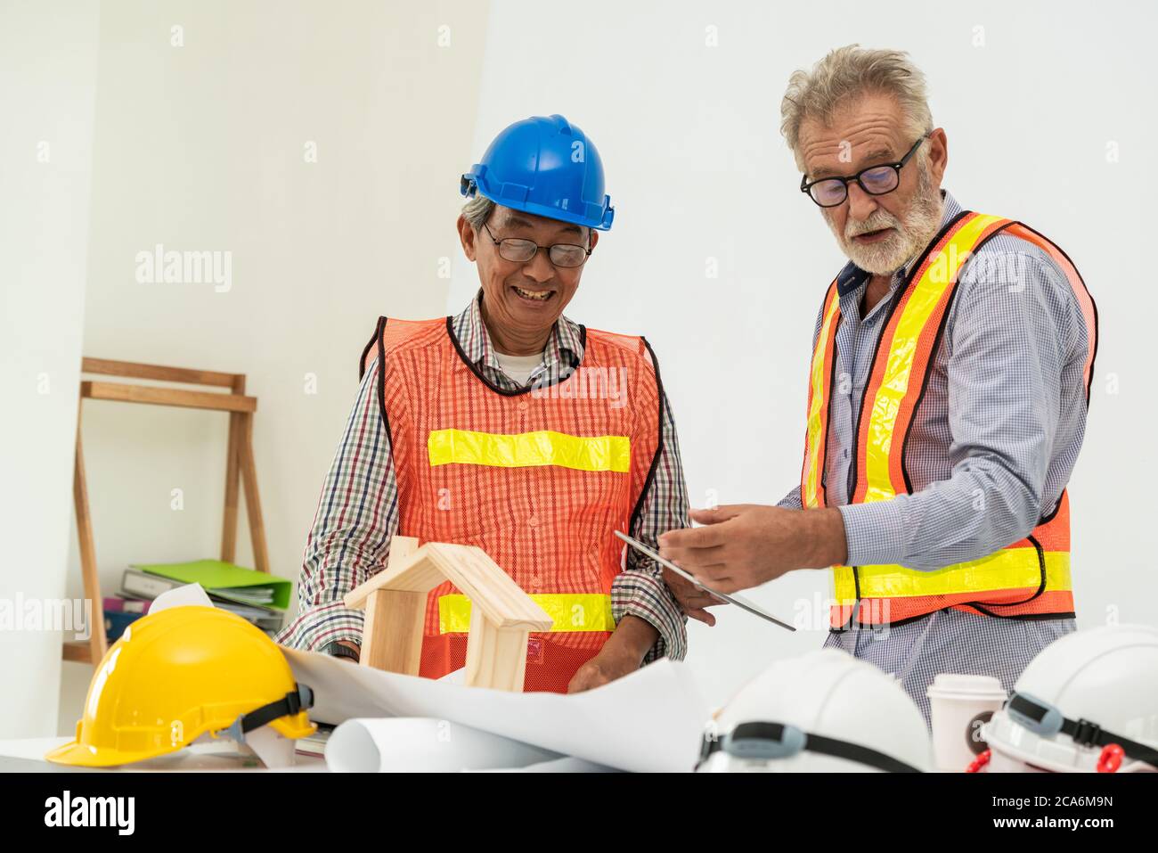 Senior engineer drawing hi-res stock photography and images - Alamy