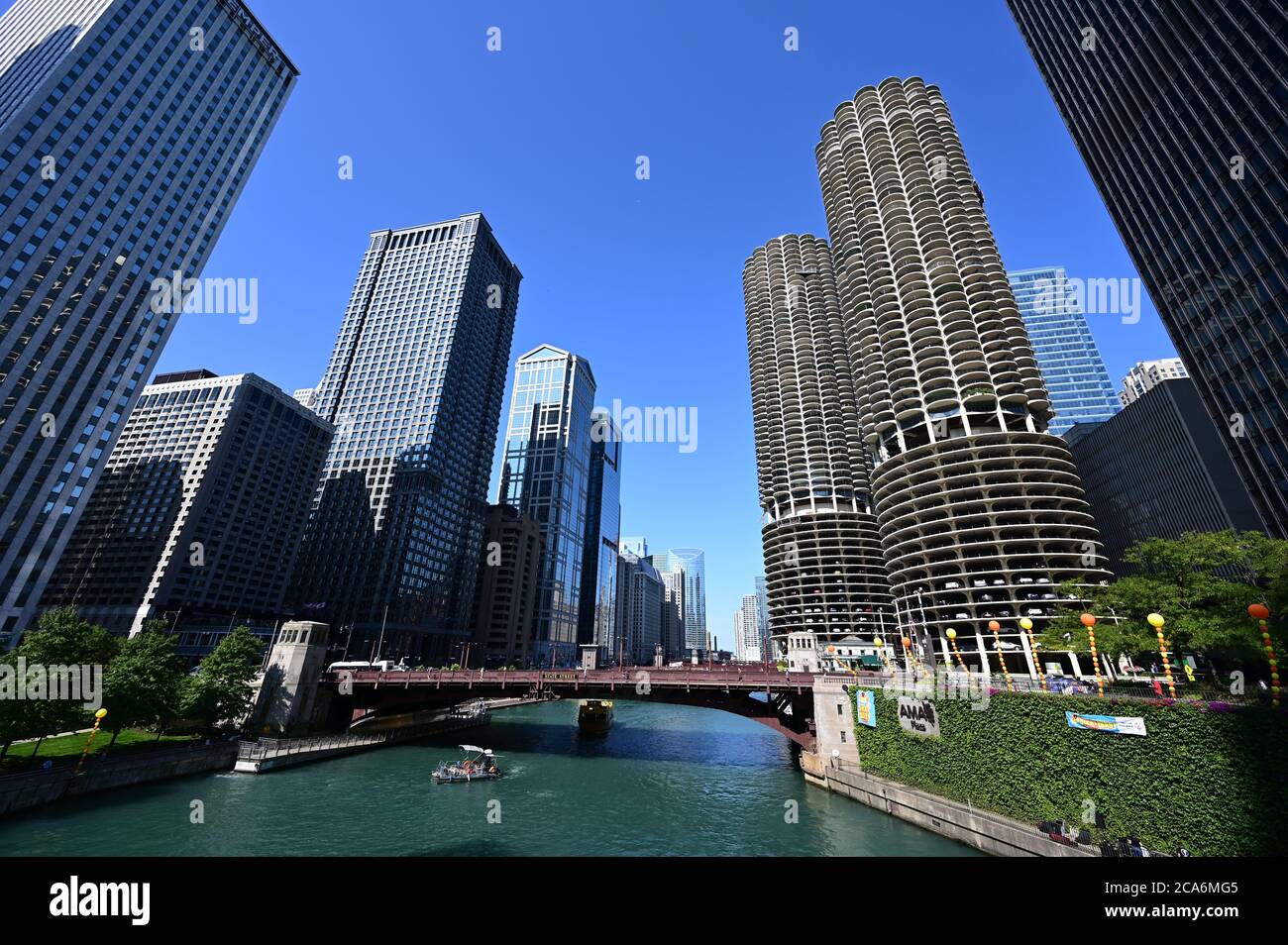 Chicago riverwalk on sunny hi-res stock photography and images - Alamy