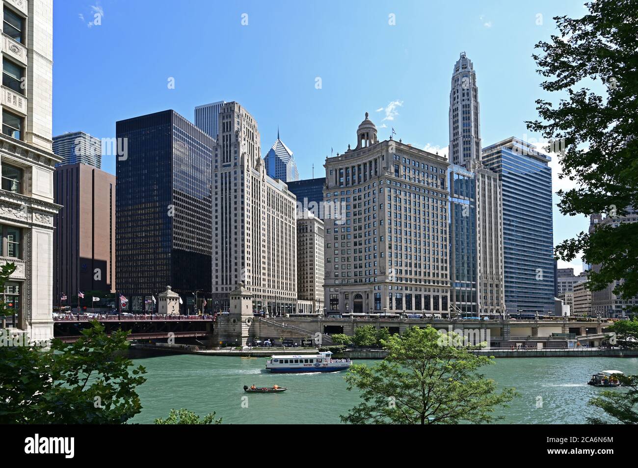 Chicago riverwalk on sunny hi-res stock photography and images - Alamy