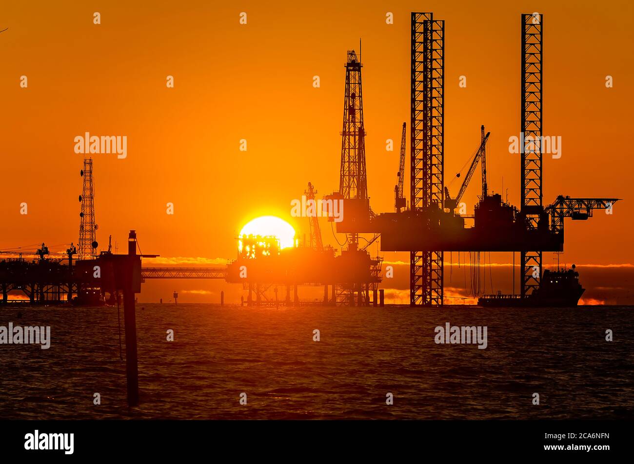 Oil and gas drilling hi-res stock photography and images - Alamy
