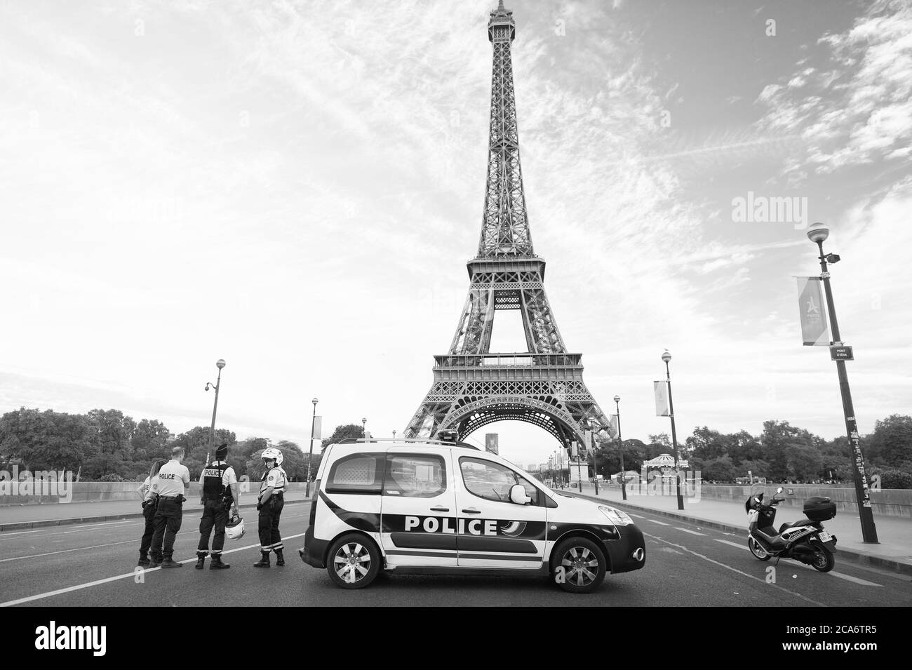 Paris, France - September 29, 2017: traffic police checkpoint on eiffel ...