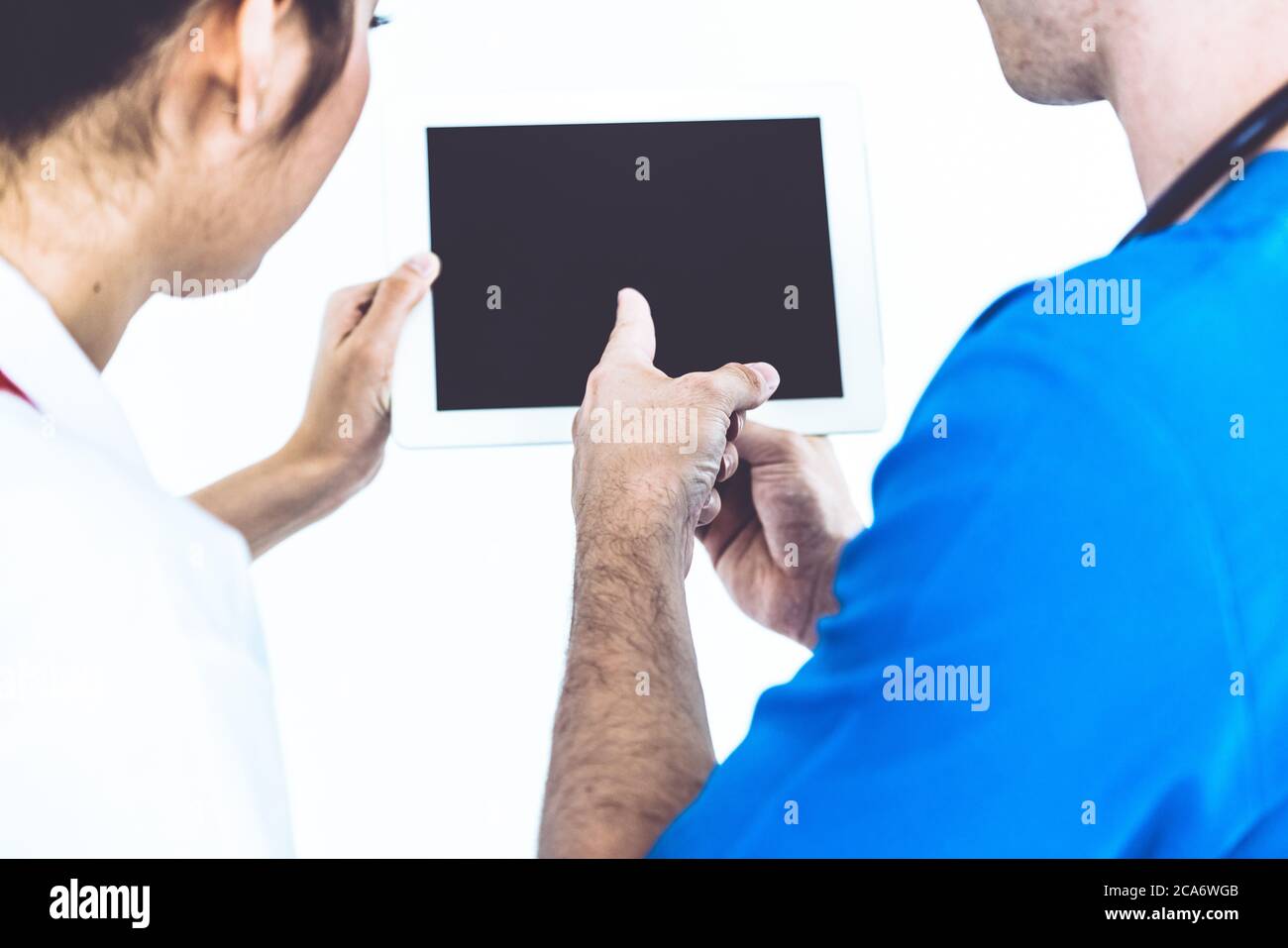 Doctors and nurses at computers hi-res stock photography and images - Alamy