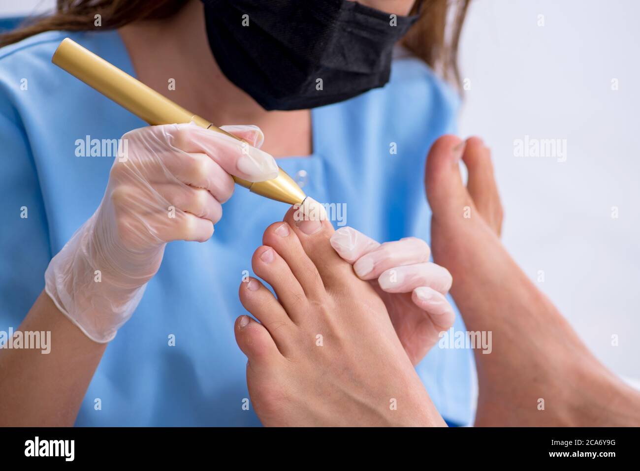 Podiatrist treating feet during the procedure Stock Photo - Alamy