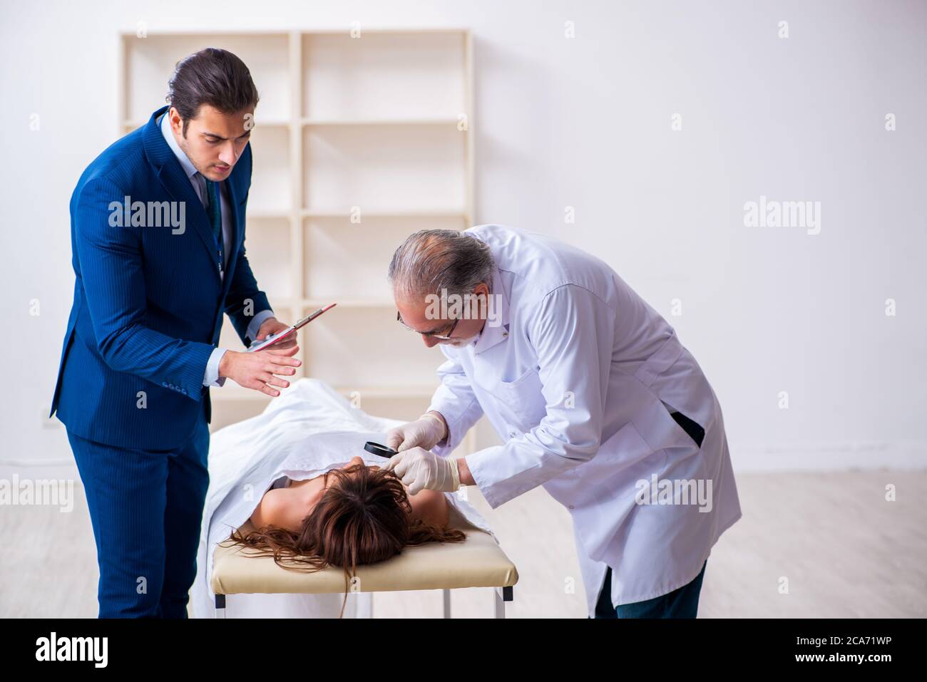 Police coroner examining dead body corpse in the morgue Stock Photo - Alamy