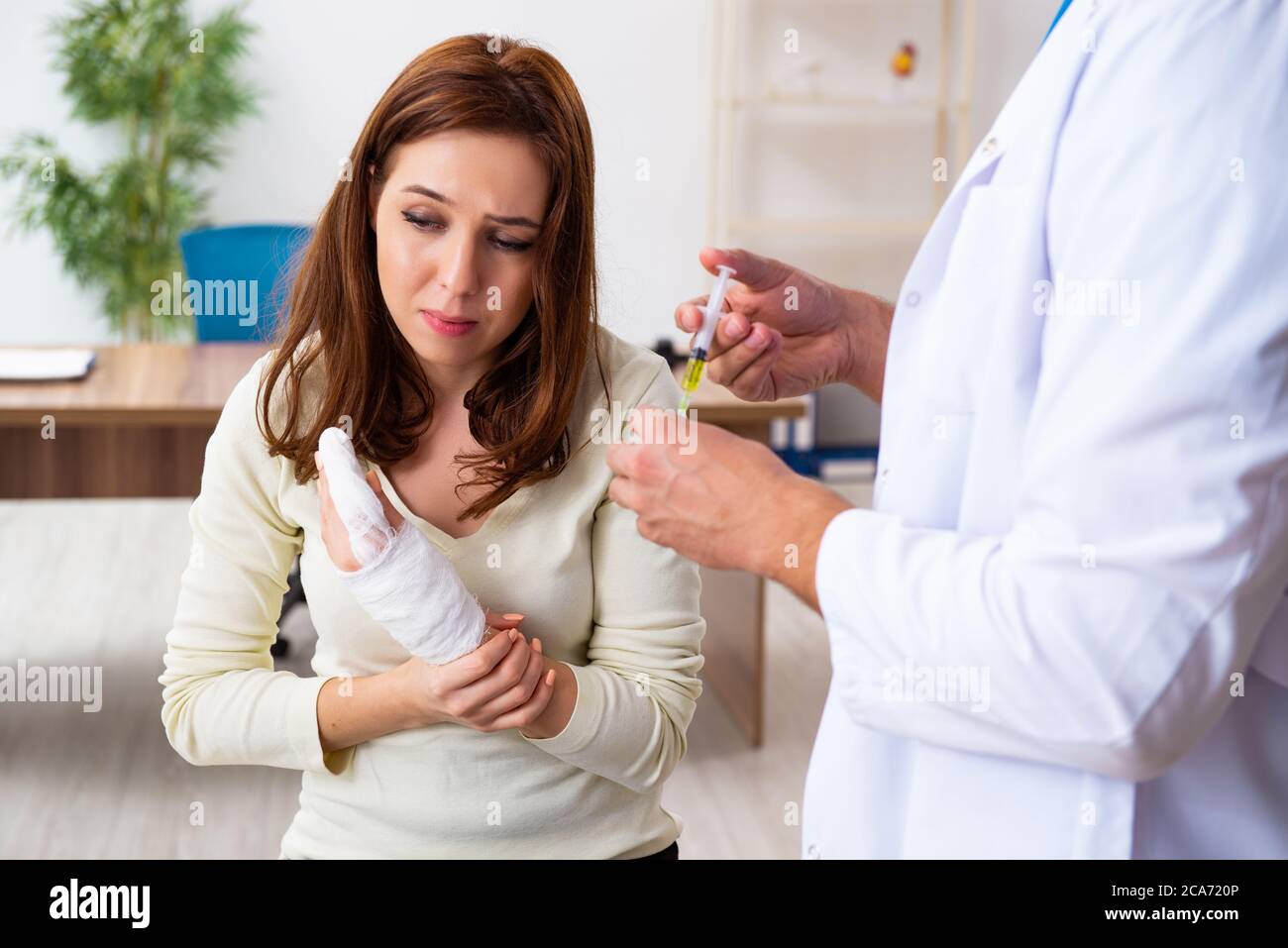 Young hand injured woman visiting doctor traumatologist Stock Photo - Alamy