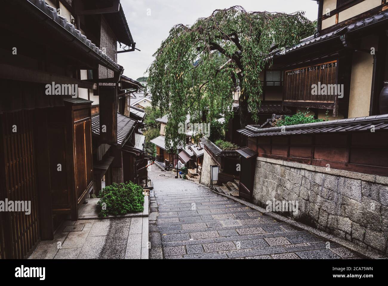 Night view of old street in kyoto hi-res stock photography and images ...