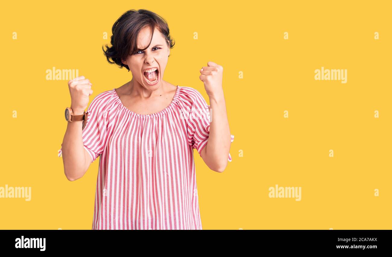 Beautiful young woman with short hair wearing casual summer clothes ...