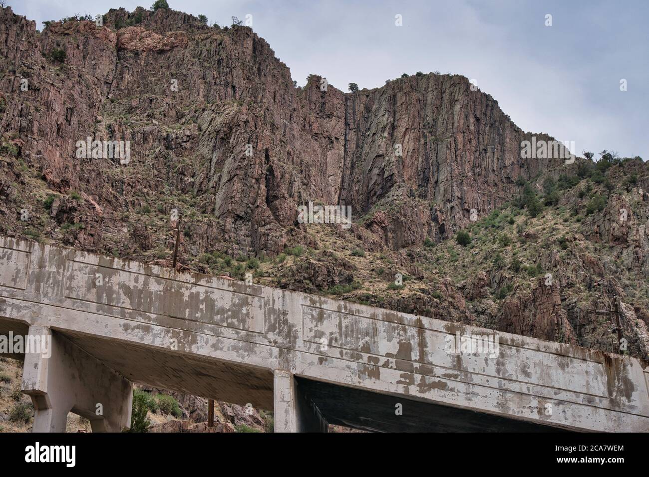 Bridge in ravine. Looking up at rocky cliff Stock Photo - Alamy