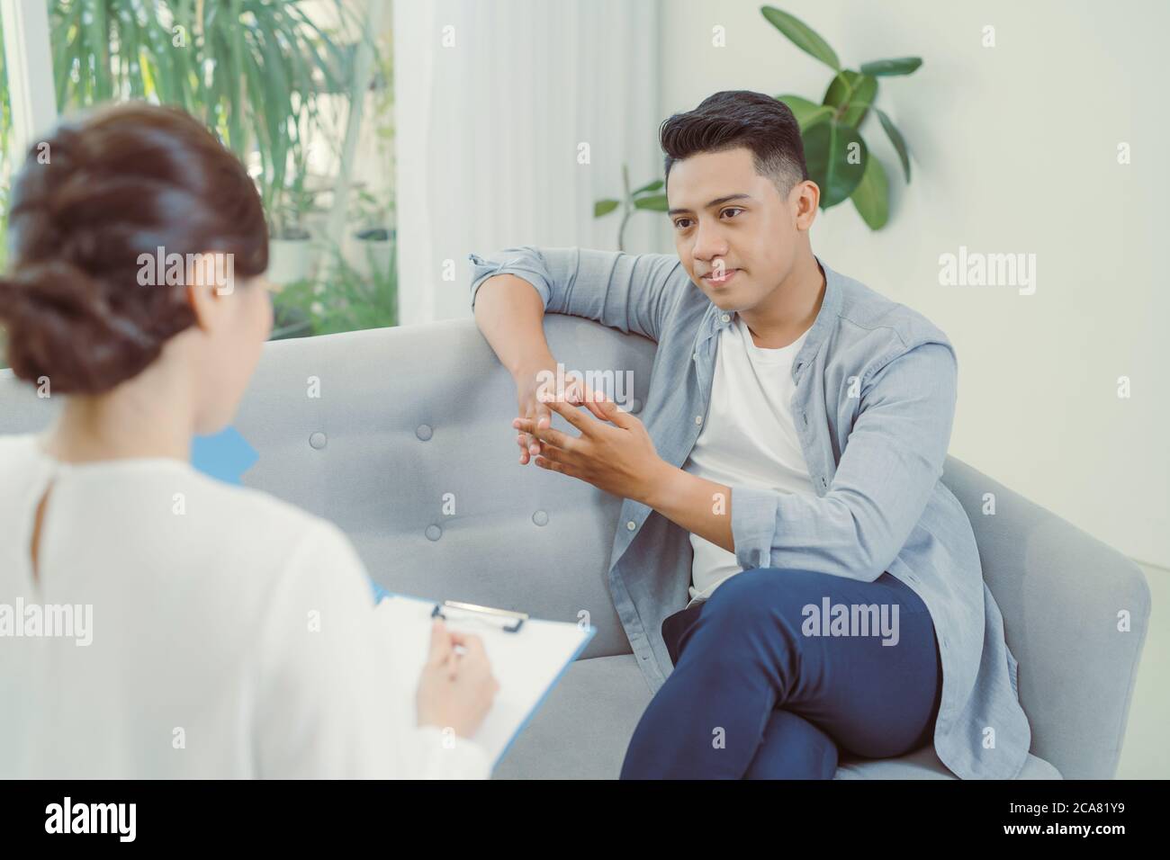 Listening psychiatrist hi-res stock photography and images - Alamy