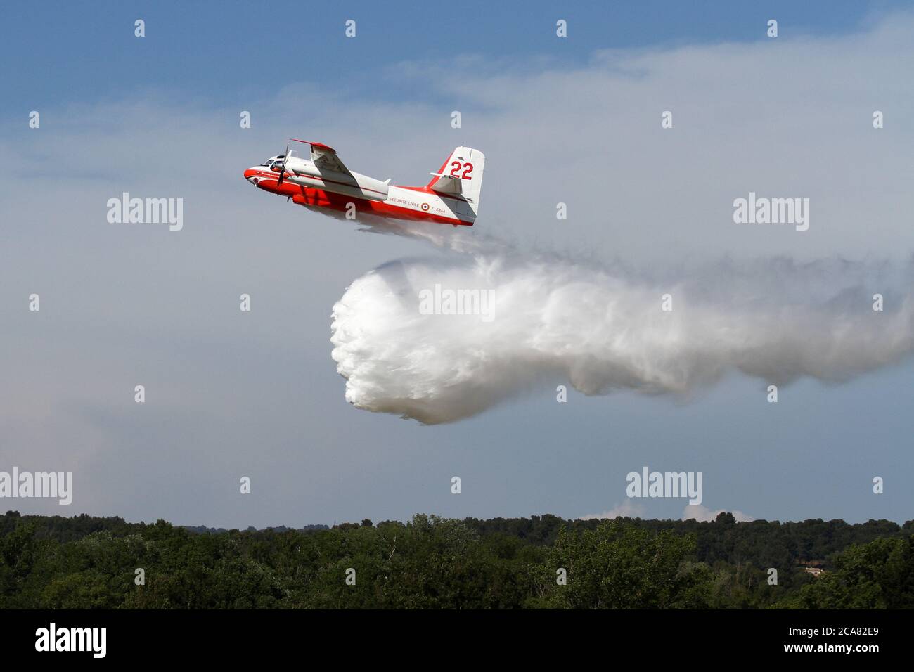 Firefighting aircraft, Tracker S-2FT, during training Stock Photo - Alamy