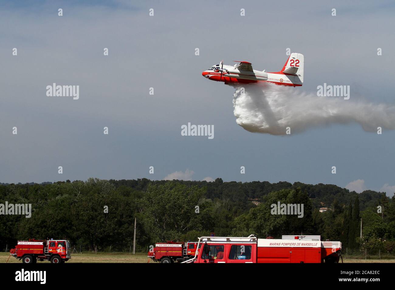 Firefighting aircraft, Tracker S-2FT, during training Stock Photo - Alamy