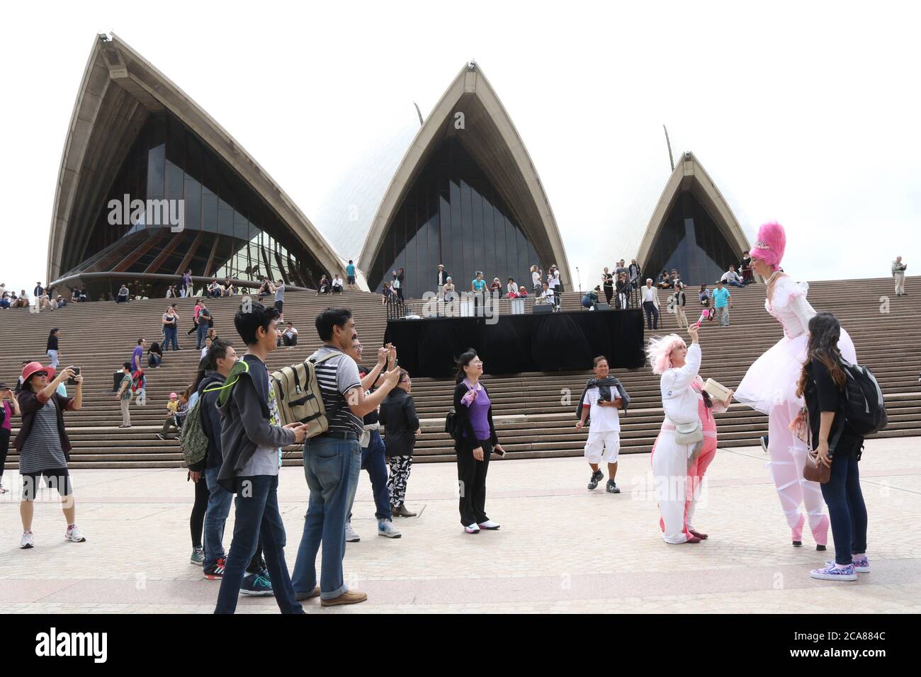 A performer entertains crowds on the forecourt of the Sydney Opera ...