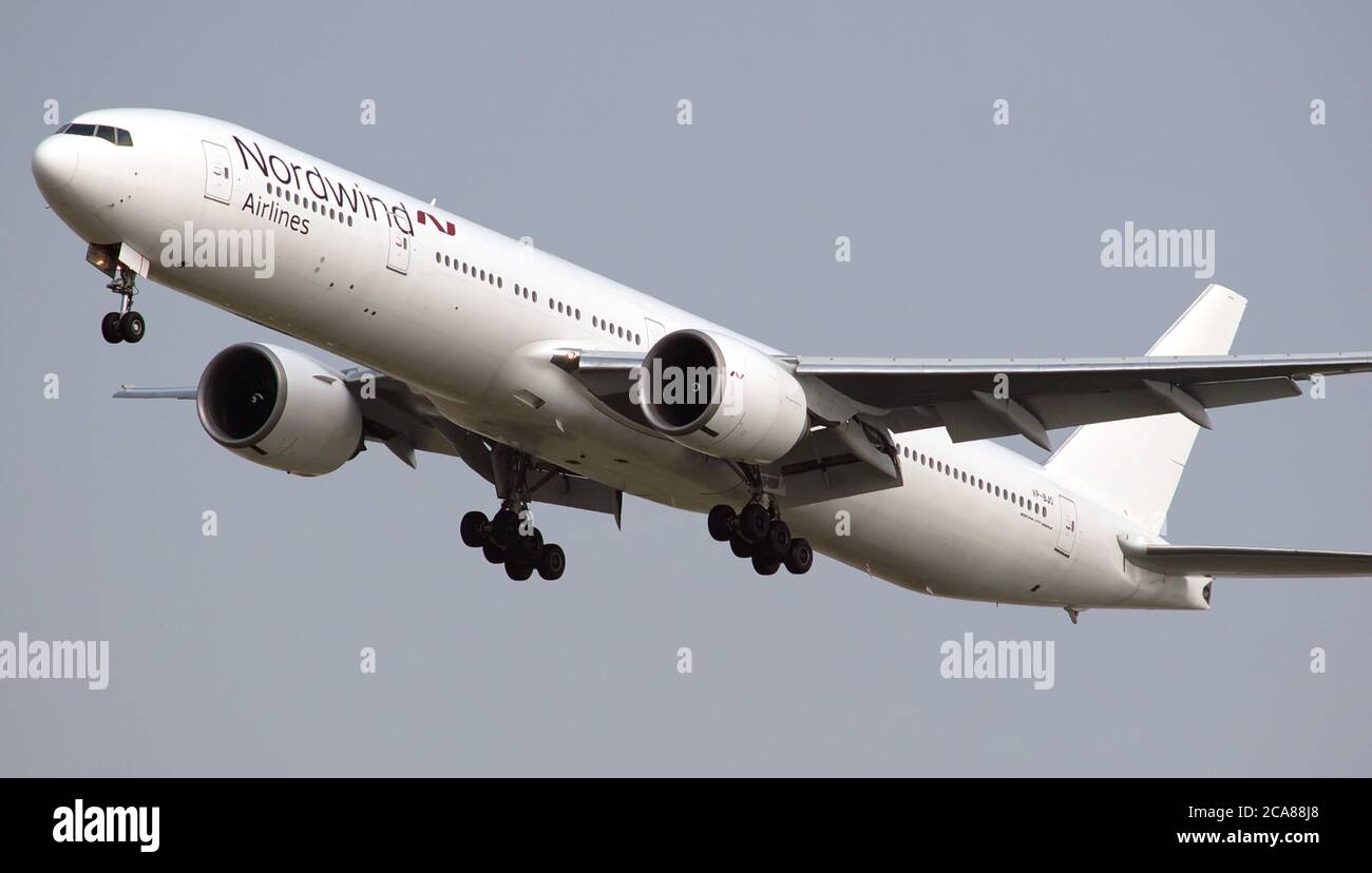 Boeing b777 300er hi-res stock photography and images - Alamy