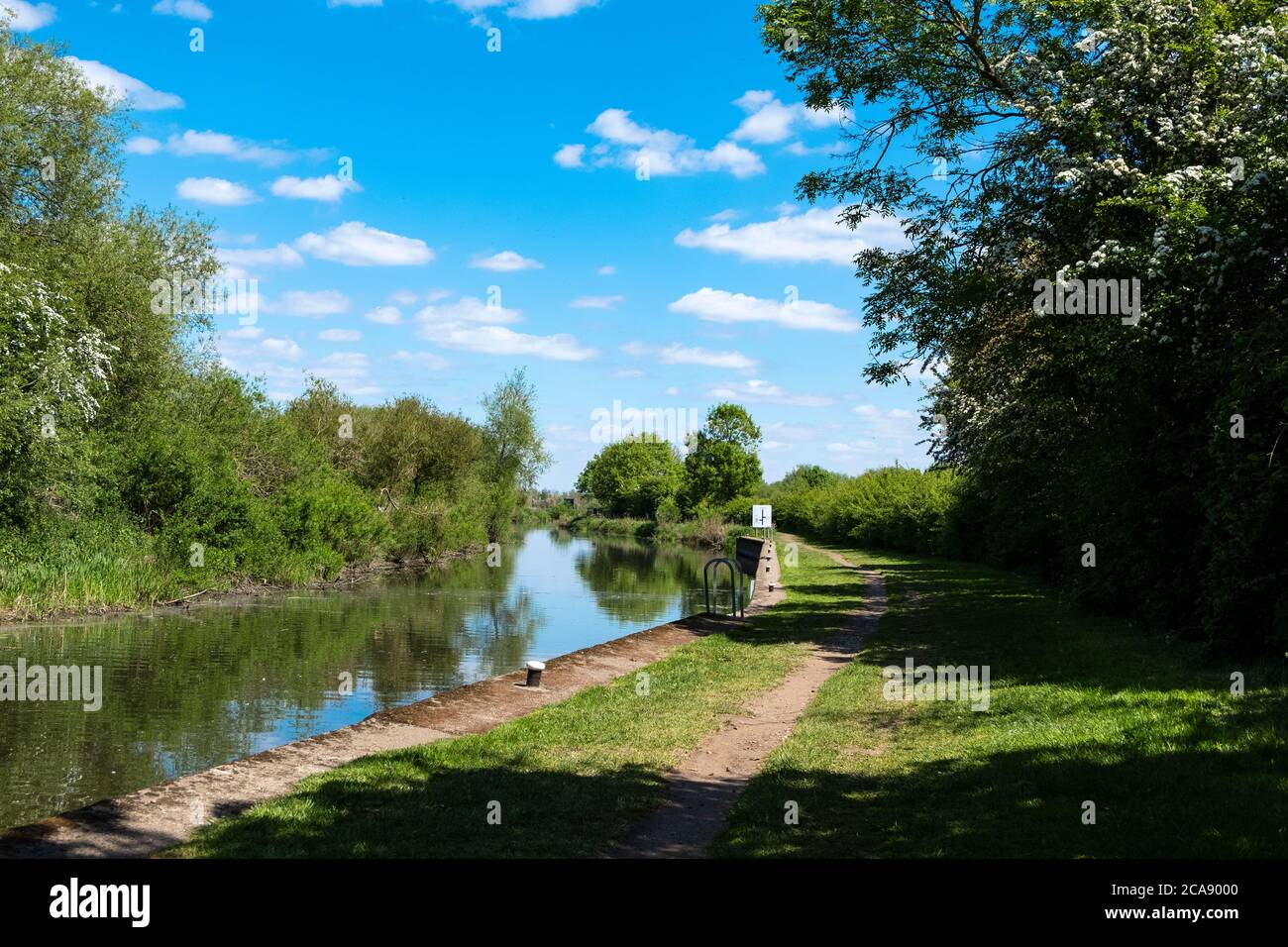 UK canal in summer example Stock Photo - Alamy
