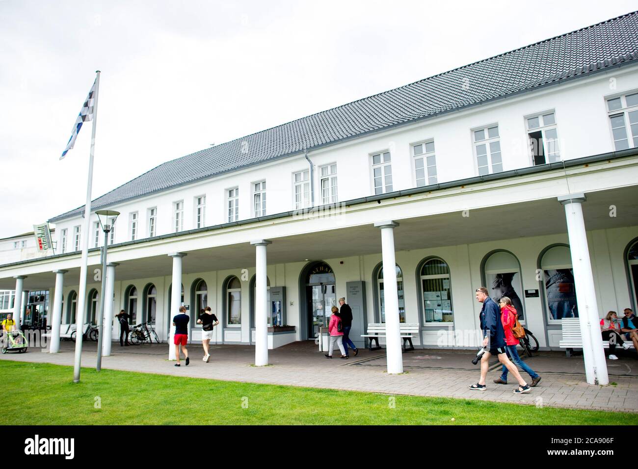 Norderney, Germany. 15th July, 2020. Tourists walk along the Kurplatz ...